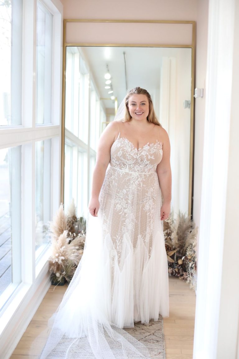 10 Beautiful Plus Size Wedding Dresses for the Curvy Bride